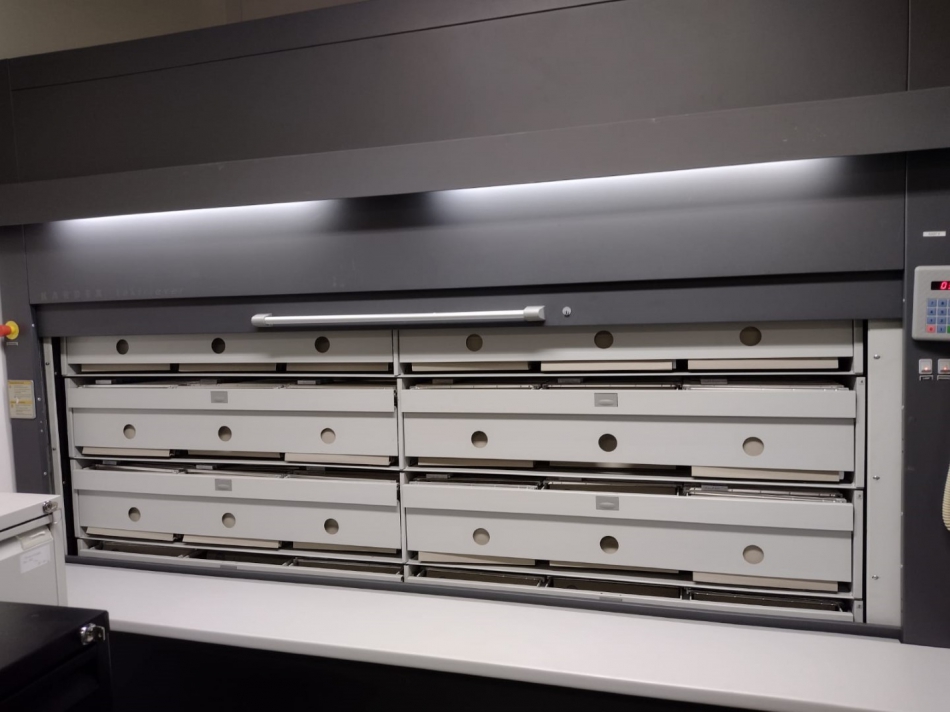 Kardex paternosterkast - Verkocht Hoogte : 2400 mm VLM Vertical Lift ...